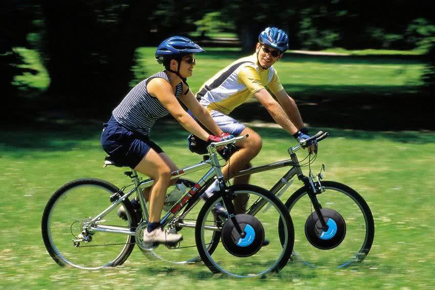 给自行车安个小配件,秒变电动车,翻山越岭毫不费力!