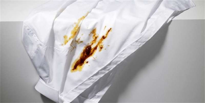 衣物上的油渍不要用洗衣粉洗了,根本洗不干净!学会这招轻松洗净