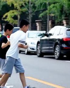 【出行上路的几个危险瞬间,你家孩子有没有这些习惯?】对孩子来说,...