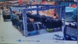 【陕西】女子试驾冲出比亚迪体验店 穿过玻璃门撞塌促销服装摊