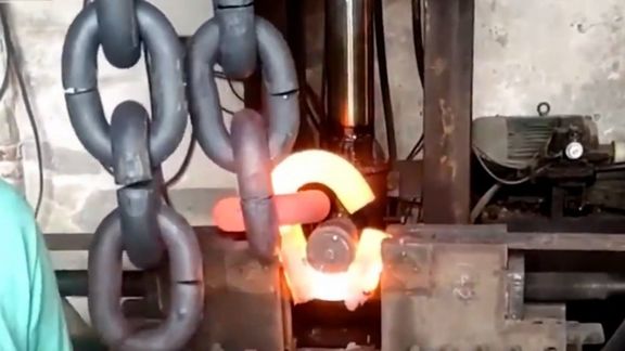 如此粗大的铰链怎么制成?在工人手中如同玩弄橡皮泥