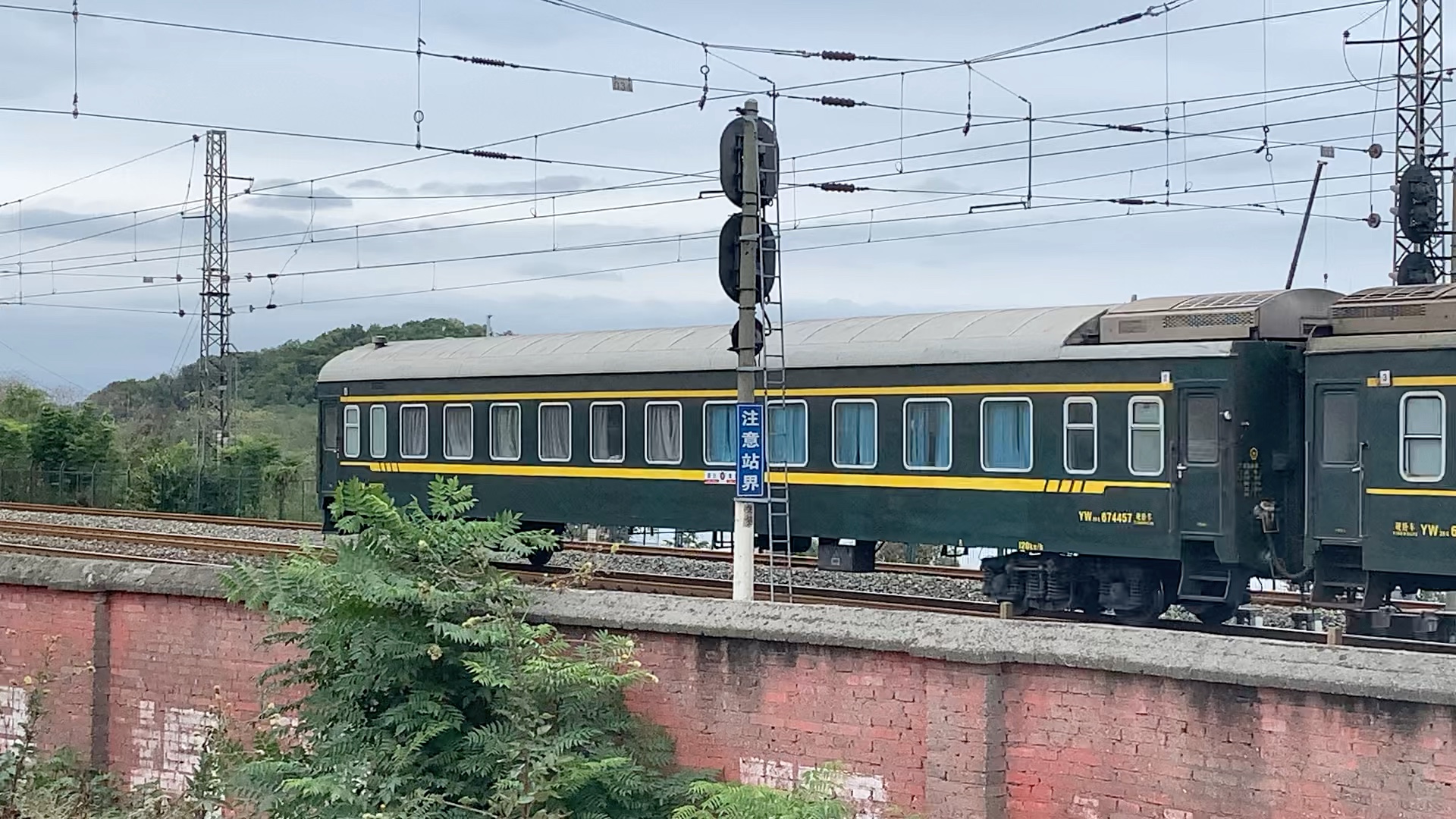 (枝城站)HXD3C 0159机车牵引K1473 列车停靠站台