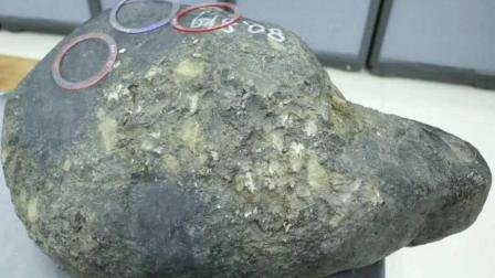 刚从矿区挖出来的原来翡翠原石是这样的呀! 大家觉得这个翡翠原石能...
