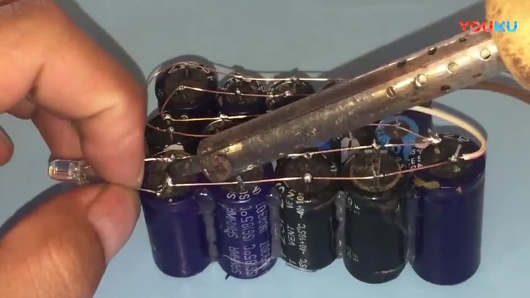 把电容器这样串联起来可作为电池用, 还可以快速地给电池充电