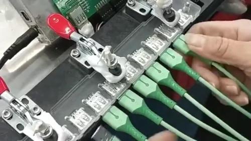 手机数据线的生产,工人需要一个个的测试,保证出厂产品的质量