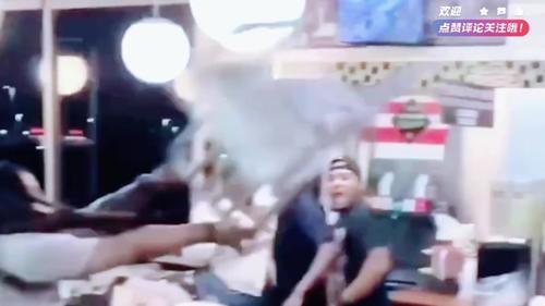 咖啡店服务员的操作,真的是惊呆了站在一旁的男士,服务员,我当时就...