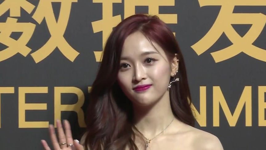 吴宣仪亮相中国文娱金数据发布盛典红毯