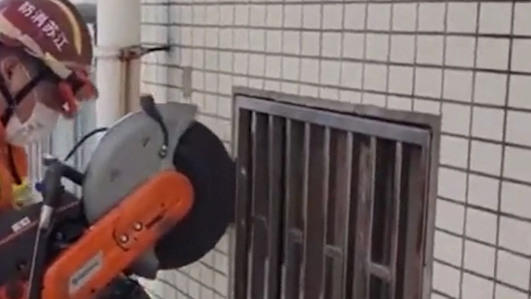 南通:顶层晒完被子后发现门打不开,一儿童被反锁屋内,急坏家长