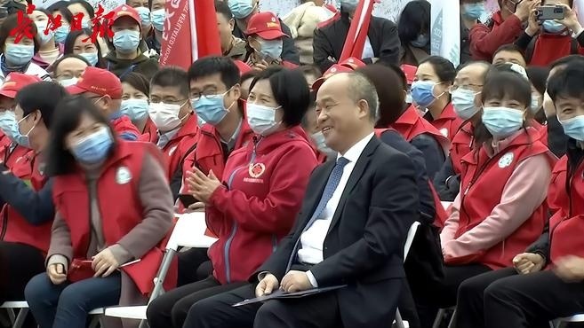 援鄂代表发言引全场爆笑:校长可是承诺了三年啊!武大:三年就三年,请...