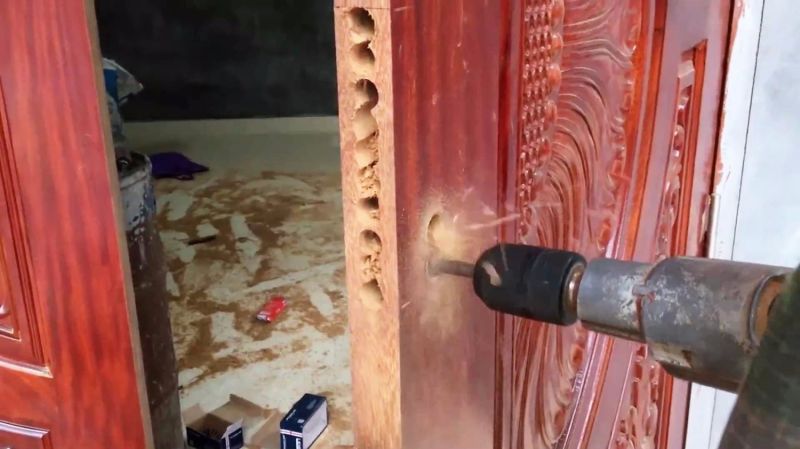 再高级的实木防盗门,门锁也是这么简单粗暴的安装上去的!
