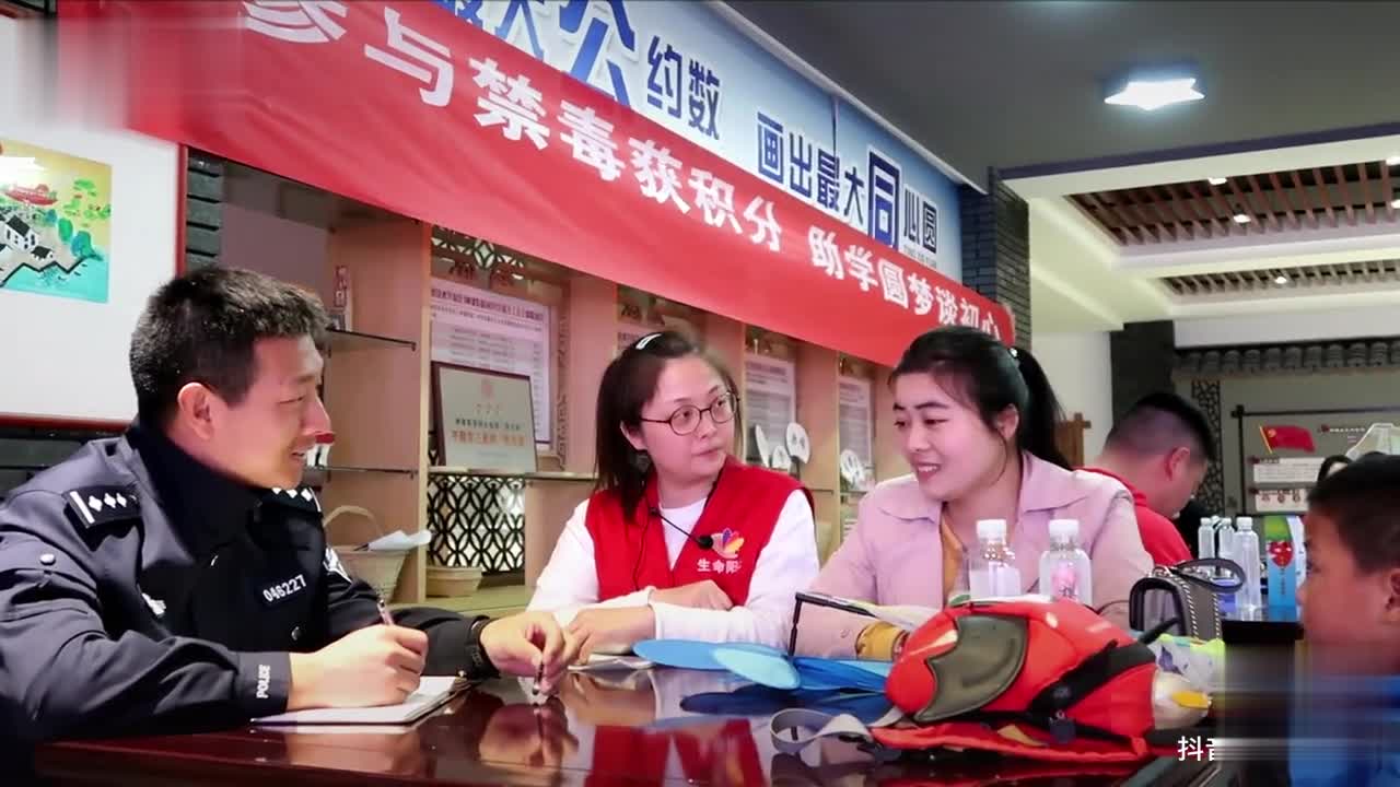 嘉兴的流动人口比较多,为了更好地宣传禁毒,嘉兴公安部门在全市创新...