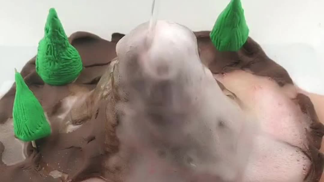 粘土火山喷发,各种颜色的岩浆,把粘土手工和科学实验结合,好玩