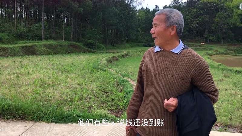 农村老人每个月100元养老金,够用吗,76岁大爷越说越高兴