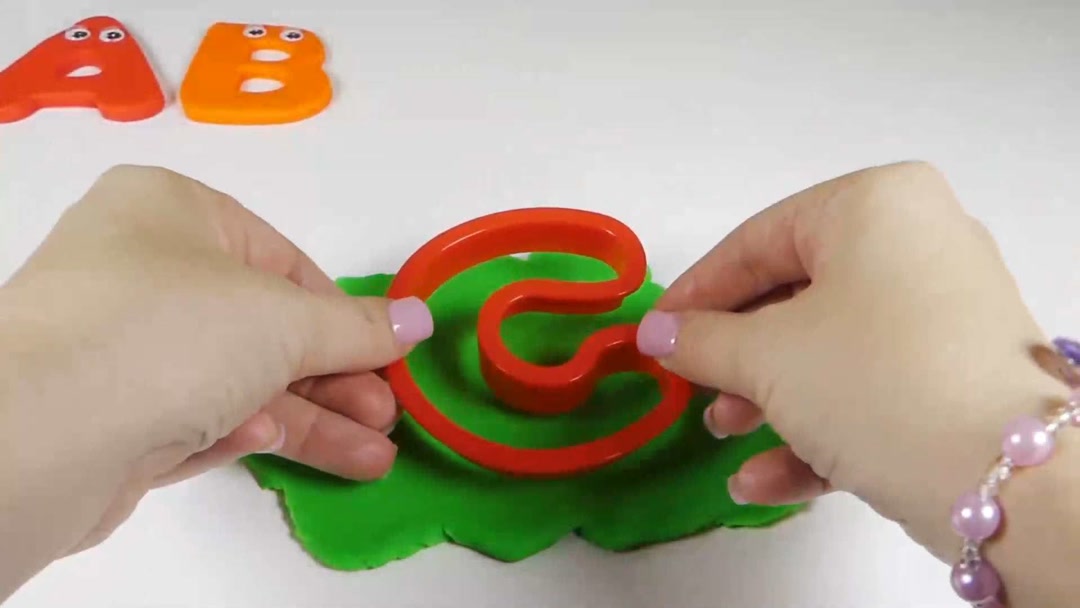 学习字母表ABC玩橡皮泥建模粘土玩具游戏