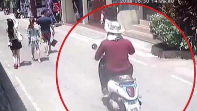 中国游客在泰国遭飞车党抢包