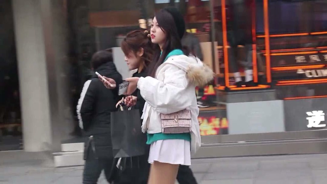三里屯街拍,别人羽绒服我穿漏肩装,爱美的女生好有个性
