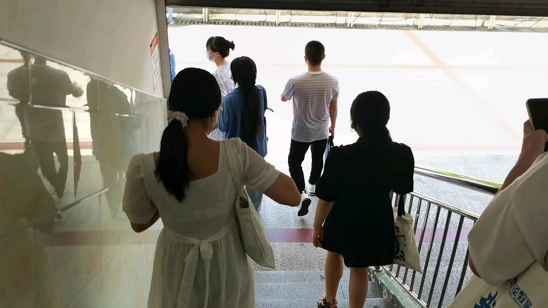 近两次考试在不同教室,但是座位号就真的绝,老是中间一排最后一个,...