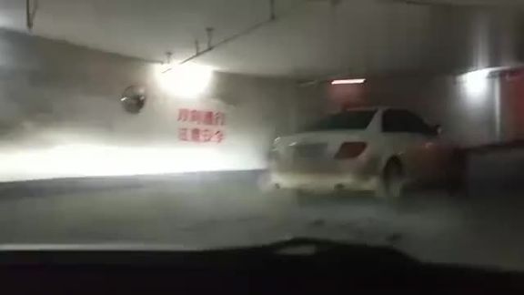 这种陡坡,手动挡中途停车起步,能开上去的也只有老司机