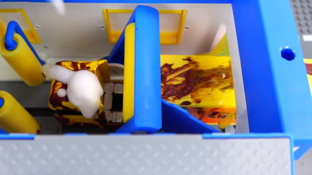 儿童玩具动画,小卡车进洗车间洗洗澡啦,超级爱干净