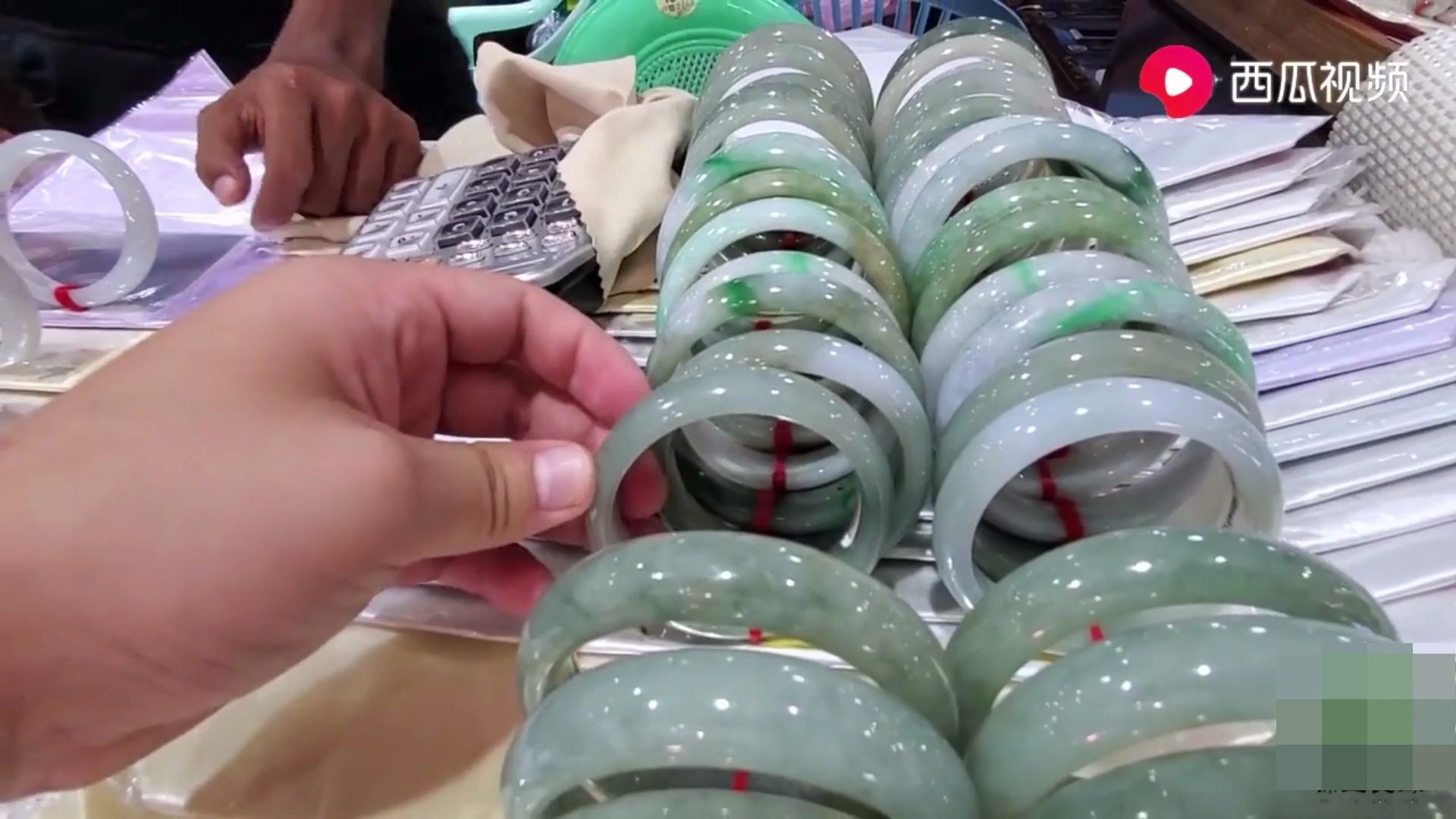 1000的翡翠手镯缅甸商家报价88000,小伙苦笑连连:“难搞”