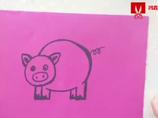 我们用彩色卡纸和勾线笔来画一头可爱的小猪,画完进入ps修图一下,更...