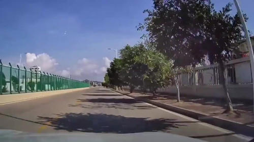 行车记录仪:开车遇到这种司机真要疯了,小命差点不保