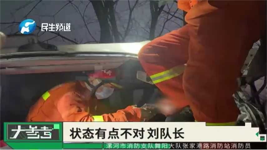 女孩骑电动车突然掉头,司机避让不及造成交通事故!消防紧急救援