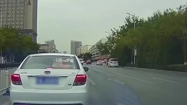 行车记录仪堵车怎么变道,小姐姐教科书示范