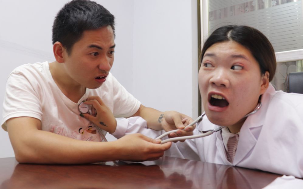 小伙去医院看病,没想医生说他没有心跳声,把小伙吓坏了