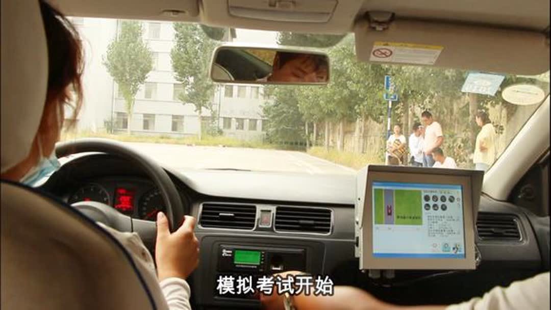 科目二：模拟考试挂科全过程，这女学员是我见过最晕乎的！