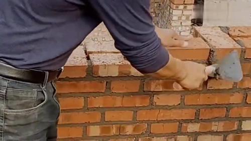 工地牛人砌墙,一砖一灰不落地,这算不算是王者!