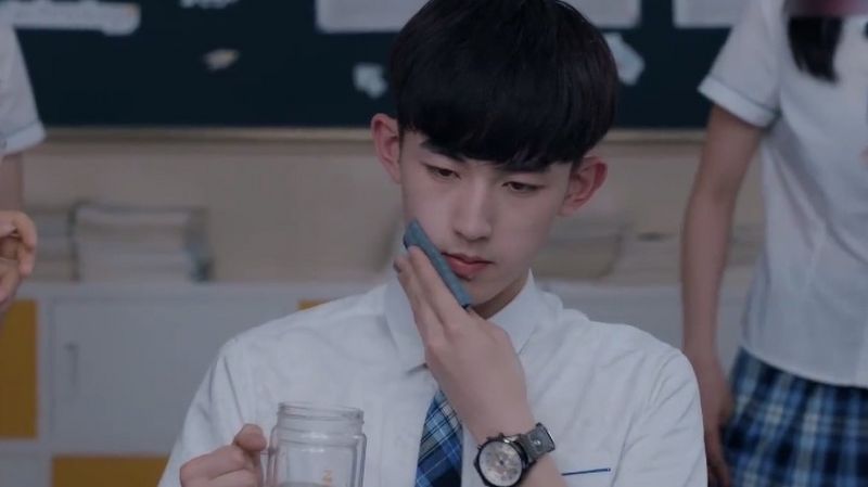 学渣用计算器玩游戏,嘲讽学霸不会,下秒学霸直接改装成游戏机