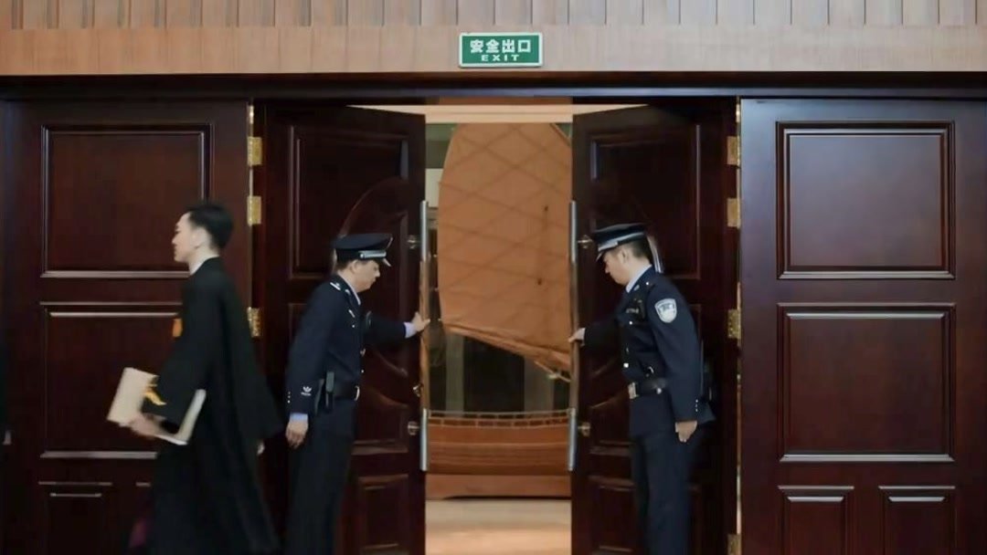 看着法官们判决事情,自己真想去体验一把