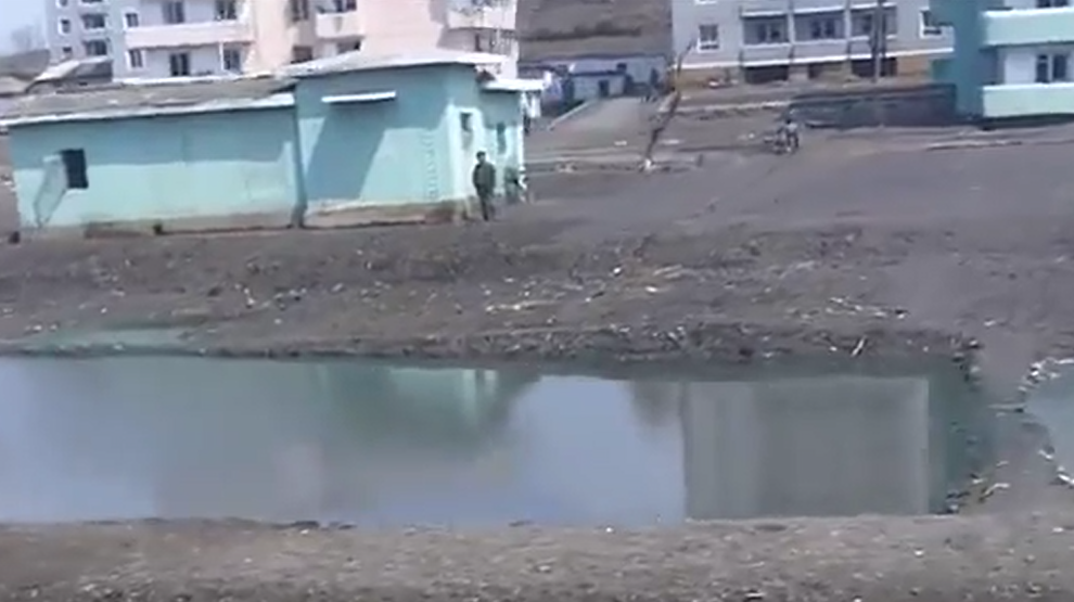 看看朝鲜的火车沿线旁边,仿佛穿越到七八十年代一样,满满的年代感