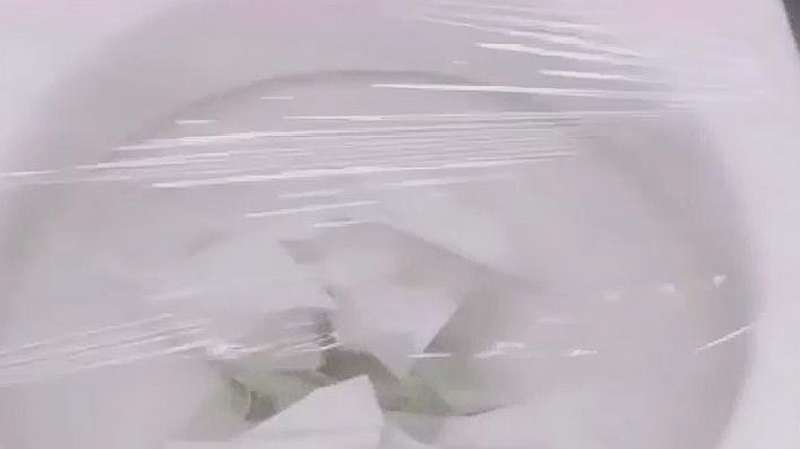 厕所堵住怎么办?没有马桶塞小妙招学起来!