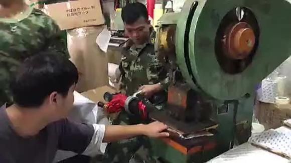 冲床把手指压断,安全第一啊,胆小请勿看