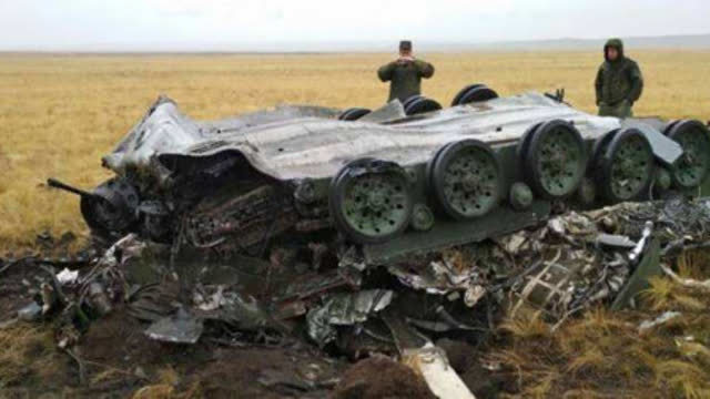 俄罗斯空降作战演习,两辆战车降落伞未开,直接坠地损毁