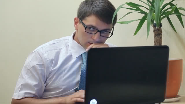 小伙发现鼠标妙用,偷偷点了一下,女同事竟开始坐立难安!