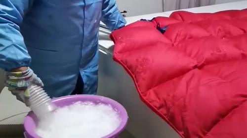 羽绒就是这么充绒的,看起来真好玩,一小会就充满了