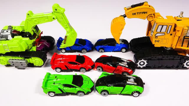 挖掘机玩具把太空沙变成了一排排的变形金刚小汽车
