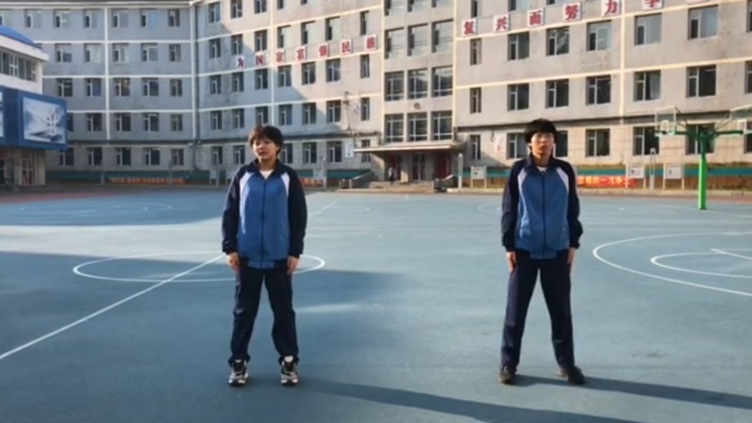 大课间放松拉伸操正面示范 吉林九中 乔军
