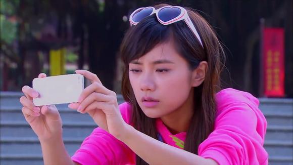 男子好心扶起摔倒的孕妇,却被心机女碰瓷,美女出面成功解救