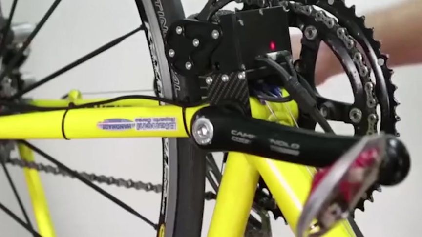 欧洲小伙发明了一款自行车配件,能让自行车秒变电动车,太神奇了