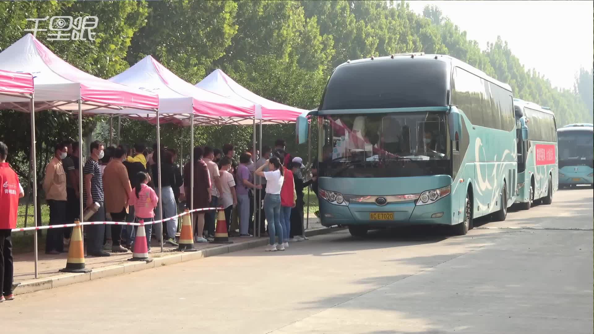 【山东】大学安排新生家长坐大巴游览校园 还有讲解员介绍