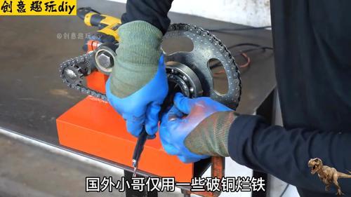 国外小哥利用破铜烂铁,竟然制作出一个绕线器,邻居们羡慕不已