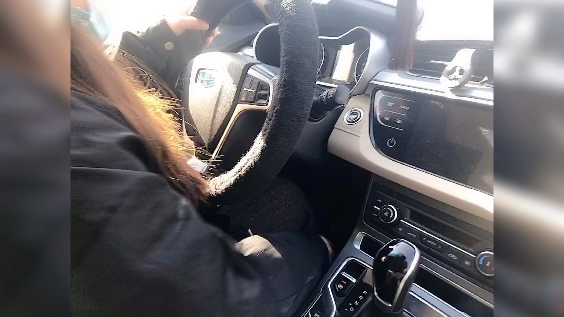 C1照开自动挡的车,左脚应该放哪里?在线等,挺急的