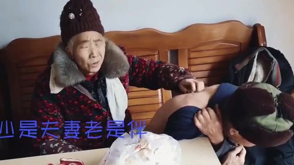 年轻时一定要对老婆好点,不然老哒谁来给你挠痒痒?