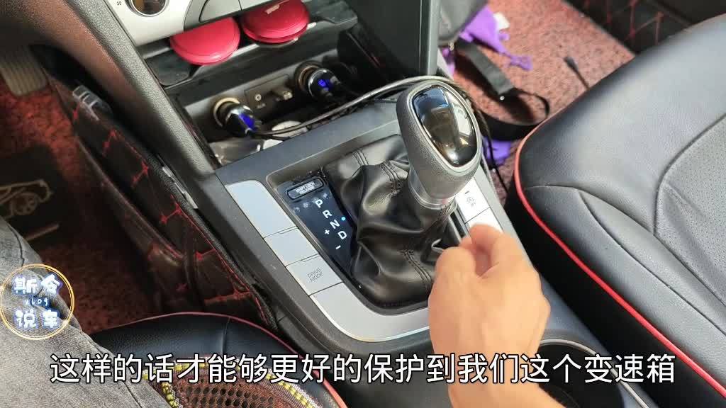 .新手第一次开自动挡,只会踩油门就错了,这5点要注意.