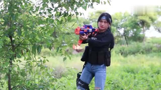 搞笑CS枪战-一级包都要抢,妹子制钢枪钢完一整队