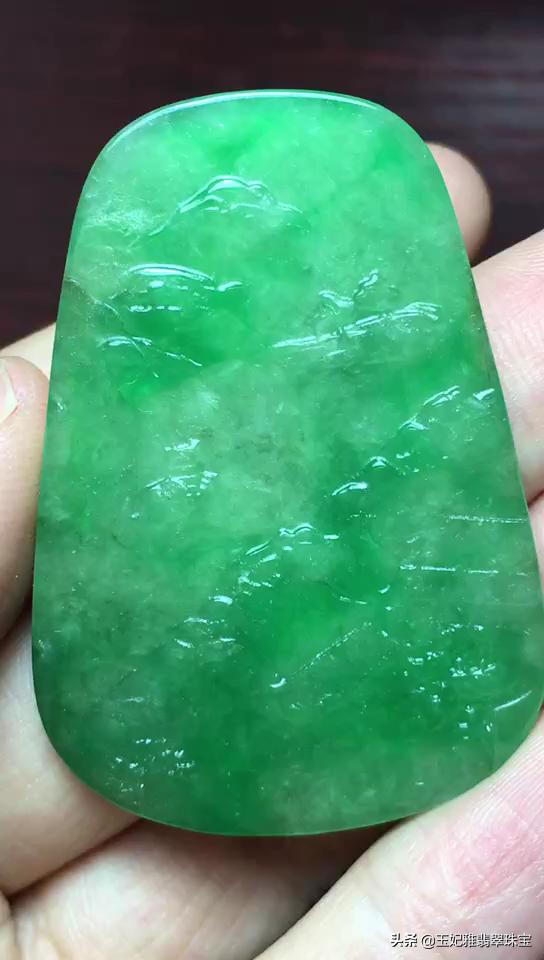 天然正品 A货满绿翡翠山水牌,缘价2000元。